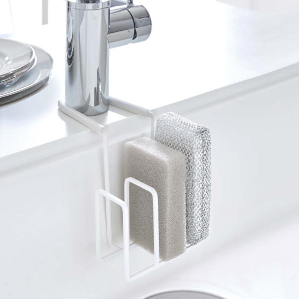 サイズ/約幅12.5×奥行16.5×高さ13.5cm内容量/1個材質/本体：スチール（粉体塗装、ユニクロメッキ）カバー：シリコーンカラー/ホワイト生産国/中国製●蛇口に掛けて使えるスポンジホルダーです。●スチールの取り付け部でしっかりホール...