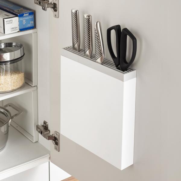 サイズ/約幅22×奥行4.2×高さ23.5cm対応サイズ：厚み約4.5mm・刃渡り約23.5cmまでの包丁（包丁×8）キッチンばさみ×1重量/約450g内容量/本体：1個付属品：木ネジ×3材質/本体：ABS樹脂カラー/ホワイト生産国/中国製...