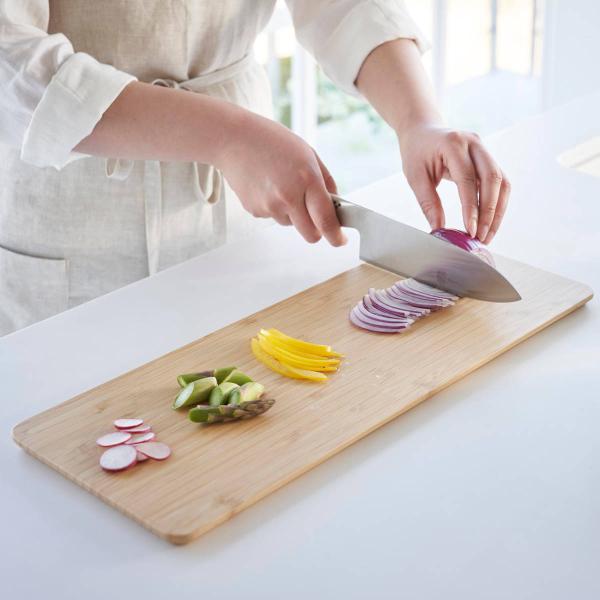 サイズ/約幅45×奥行16.8×高さ1cm裏面カット面：約幅43.5×奥行15.5cm重量/約580g内容量/1枚材質/本体：竹（ウレタン塗装）生産国/中国製耐熱温度/120度耐冷温度/−40度●ナチュラルな竹製のまな板です。●刃あたりがや...