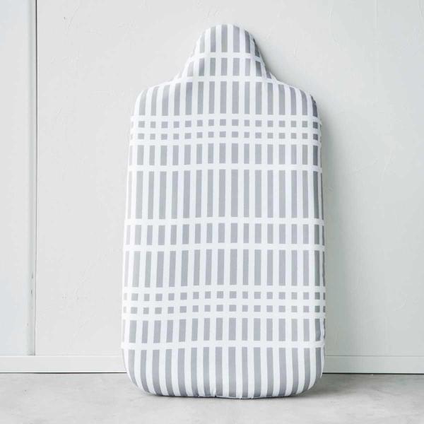 サイズ/約幅69×奥行37×高さ20cm重量/約1.8kg内容量/1台材質/表面布：ポリエステル・綿クッション材：ポリエステル天板：スチール(粉体塗装)脚部・フック：スチール(ユニクロメッキ)生産国/中国製●軽さを追求した、新開発の軽量構造...