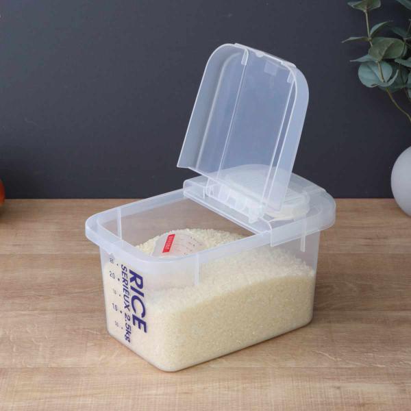 サイズ/約幅26.3×奥行16.3×高さ15cm防虫剤ケース：約幅11×奥行4×高さ1.5cm容量/米収納量：約3kg内容量/1個付属品：計量カップ材質/ポリプロピレン生産国/日本製●フタの裏側に防虫剤がセットできる米びつ2kg用です。●コ...