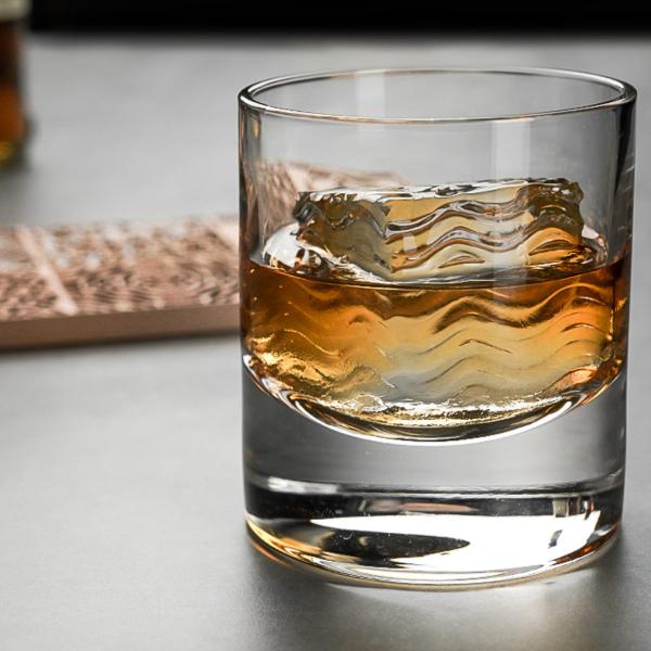 サイズ/約幅19.9×奥行12×高さ0.95cm内容量/1個材質/アルミ生産国/中国製●一瞬で氷の模様を変える魔法グッズです。●簡単に氷に6種類の紋様ができます。●プレートに置くだけで氷を溶かし紋様を刻印します。BAR 家飲み 宅飲み シン...