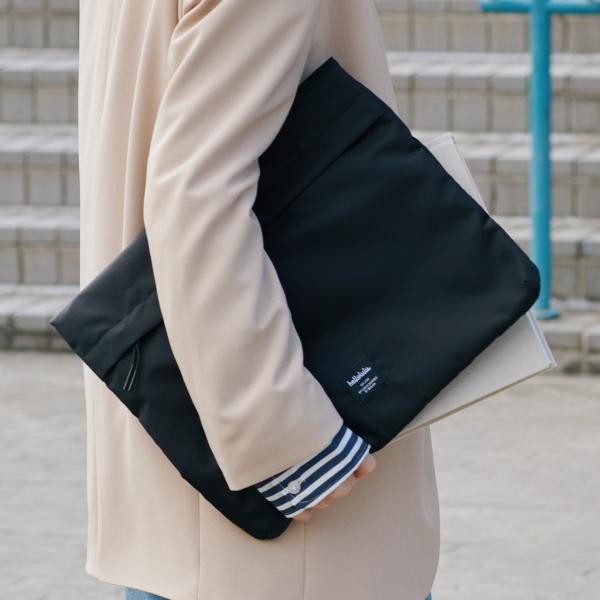 サイズ/約幅35×高さ44cm重量/約200g容量/約5L内容量/1個材質/リサイクルポリエステル100％カラー/RavenBlack生産国/中国製耐荷重/4kg●折りたたんでクラッチバッグ、開いて手持ちバッグになる2wayスリーブケースで...