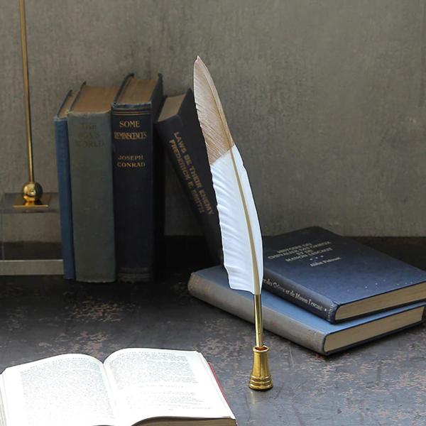 サイズ/約幅5×奥行1×高さ36cm重さ／ペン 約10g、スタンド 約35g内容量/1本材質/羽根（ガチョウ）、銅生産国/中国製●本物の羽根を使用したペンスタンド付きボールペンです。●結婚式や二次会、ウェルカムスペースの受付用にもおすすめで...