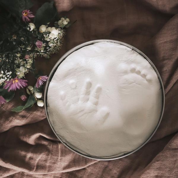 サイズ/缶サイズ：約直径18cm内容量/1個付属品：スチール缶、エアードライ粘土×1、木製ローラー×1、アクリル立て×1材質/本体：スチール缶粘土：エアードライ粘土生産国/中国製●赤ちゃんの手形や足形が残せるメモリアルセットです。●柔らかく...