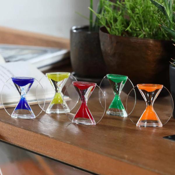 サイズ/約幅8.5×奥行1.8×高さ7.6cm重量/約37g内容量/1個材質/アクリル、塩水、ABS種類/ブルー、グリーン、ライム、ピンク、オレンジ生産国/中国製●まるで時間が遡っていくような感覚の逆砂時計です。●美しいアクリルとビーズのき...