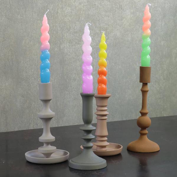 サイズ/約高さ18cm直径：約2.7cm重量/約55g内容量/2色セット材質/ワックス種類/NIGHT、DAY生産国/中国製●ねじりが特徴のカラフルなテーパーキャンドルです。●シンプルなホルダーでも華やかに飾ることができます。●灯がついてい...