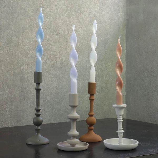 サイズ/約高さ25cm直径：約3.3cm内容量/同色2本セット材質/ワックス種類/PEACHBROWN、PALEBLUE、GRAYVIOLET、CANNOLOCREAM生産国/中国製●おしゃれなテーパーキャンドル2本セットです。●灯がついて...