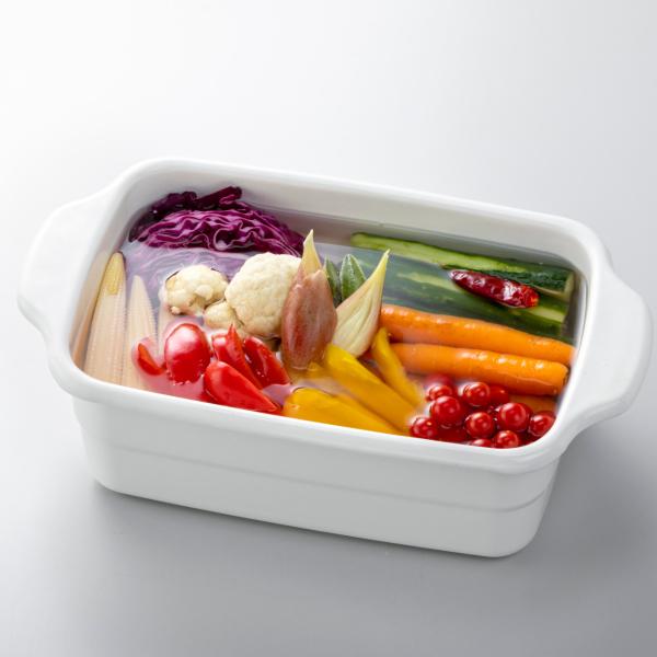 サイズ/約幅28.7×奥行16.6×高さ8.8cm重量/約850g容量/約2L内容量/1個付属品：鋳鉄製水取り材質/本体：ほうろう用鋼板水取り、鋳鉄：（シリコン樹脂焼き付け塗装）シールふた：ＥＶＡ樹脂生産国/インドネシア製オーブン/使用可能...