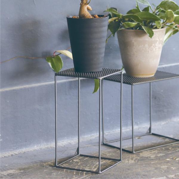 サイズ/約幅14×奥行14×高さ26cm内容量/1個材質/スチール●3号鉢が収まりよく置けるプランタースタンド HIGHです。●無骨な鉄フレームにメッシュ状の天面がポイントの、クールな印象を与えるデザインです。●上下を逆にして壁面にネジなど...