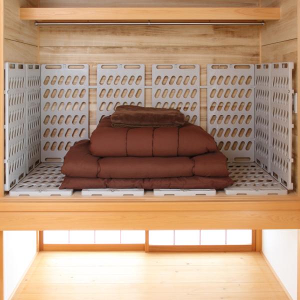 サイズ/約幅36×奥行75×高さ2.5cm内容量/2枚材質/ポリプロピレン生産国/日本製●ふとんや衣類を、湿気や結露からガードする押し入れ用の立体すのこ2枚入りです。●付属のジョイント部品を使用すれば、スペースに合わせて複数枚組み合わせられ...