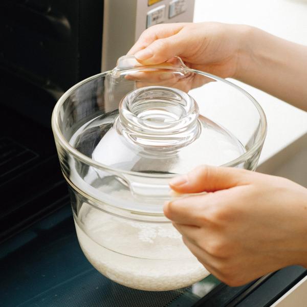 サイズ/約幅20×奥行16×高さ14.5cm口径：15cm重量/約1.3kg容量/0.5〜1合用内容量/1個付属品：消音リング材質/本体・フタ：耐熱ガラス消音リング：シリコーンゴム生産国/日本製食器洗い乾燥機/使用可能電子レンジ/使用可能オ...