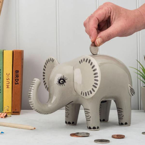 サイズ/約幅16.5×奥行22×高さ13.5cm内容量/1個ギフトボックス入り材質/陶器（せっ器）生産国/スリランカ製●可愛いゾウをモチーフにした貯金箱です。●大きな体でお金を大切に守ってくれます。●可愛らしい見た目なので、お部屋のインテリ...