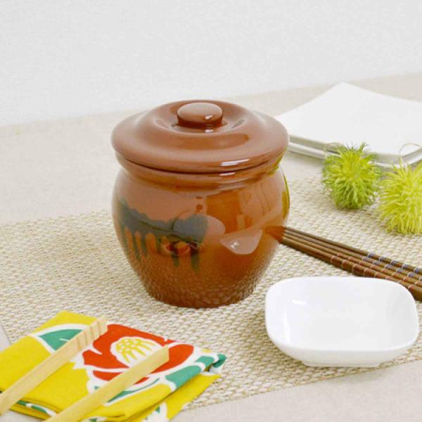 サイズ/外寸：約高さ13.5cm直径：約12.5cm内寸：約高さ11.5cm内径：約10.7cm容量/約900ml内容量/1個材質/陶器生産国/中国製●味わい深く、昔ながらのフォルムと色合いの趣きのあるミニ壺です。●ぬか漬けや梅干の保存容器...