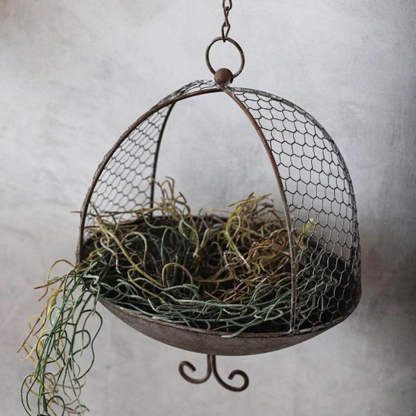 サイズ/約幅24.5×奥行20.5×高さ30cm内容量/1個材質/ブリキ、アイアン●レトロな雰囲気のバードフィーダーのような壁掛け用プランターです。●受け皿のような形状になっていて、中に小物や植物を飾ることもできます。●使い込まれた風合いや...