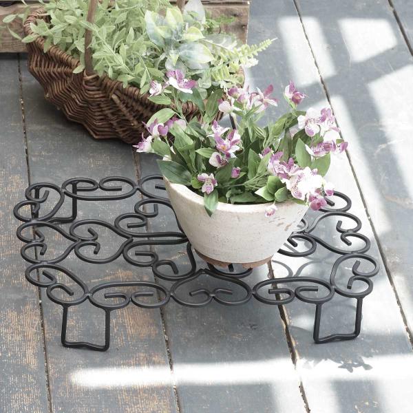 サイズ/約幅41.5×奥行29×高さ6cm重量/約1.24kg材質/本体：スチール、表面処理：粉体塗装生産国/中国製●アンティーク調のプランタースタンド（ロータイプ）です。●スタンドに置くことで、害虫予防や輻射熱から植物を守ります。●同じシ...