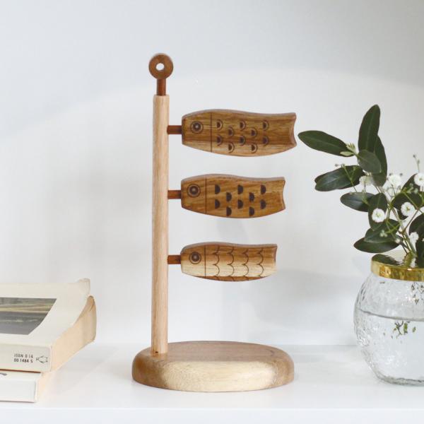 サイズ/約幅10×奥行8×高さ20cm重量/約90g内容量/1個材質/スワーウッド生産国/インドネシア製●長く愛用できる卓上こいのぼりです。●NEIN MARKE（ナインマーケ）シリーズの商品です。●耐久性に優れ、美しい木目が特徴のスワーウ...