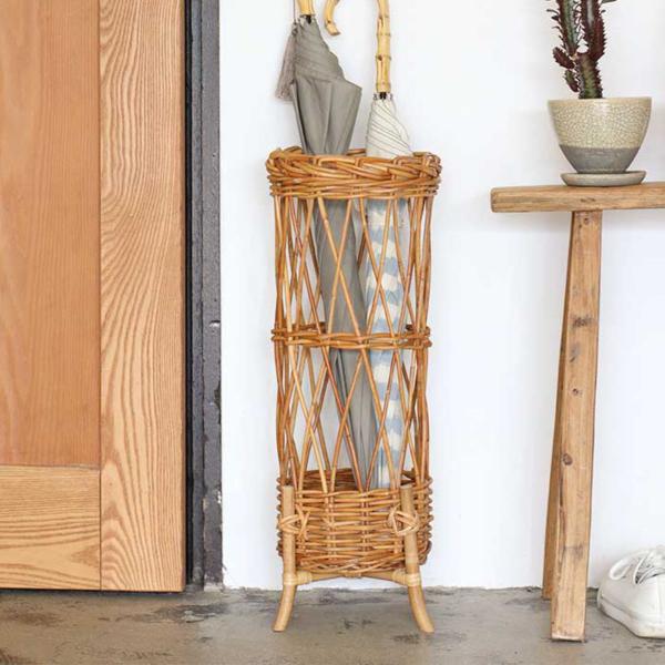 サイズ/約高さ55cm直径：約20cm重量/約1040g内容量/1個材質/皮付きラタン、アイアン、プラスチック生産国/インドネシア製●ラタン素材の傘立てです。●独特な色味と風合いが魅力の「AROROG」シリーズです。●約6本収納可能です。●...