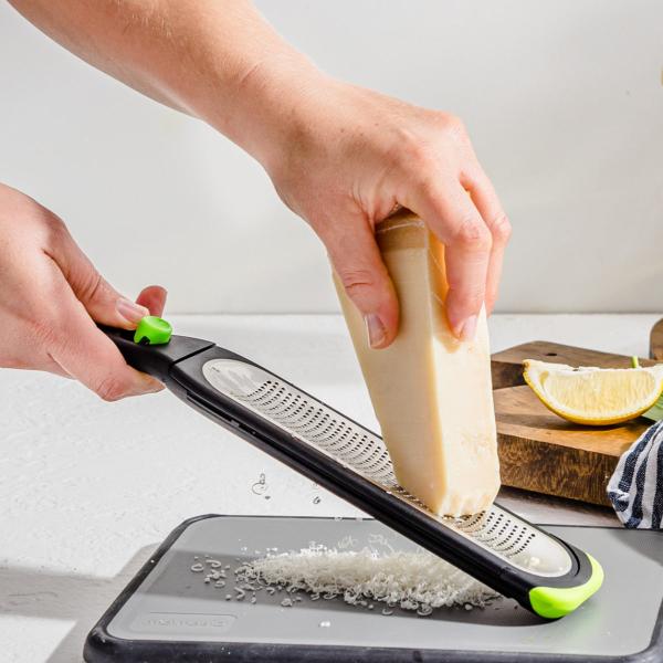 サイズ/約幅5.6×奥行32×高さ2.5cm重量/約100g内容量/1個付属品：ブレードカバー材質/ポリプロピレン、熱可塑性エラストマー、ステンレススチール生産国/中国製耐熱温度/80度食器洗い乾燥機/使用不可●チーズや柑橘類などを簡単にお...