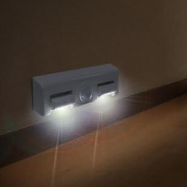 サイズ/約幅16.2×奥行5.2×高さ3.2cm内容量/1個材質/ABS樹脂生産国/中国製●人感センサーで人が通るとパッと点灯するセンサーライトです。●自然消灯します。●ライトは上下に角度調節が可能です。●廊下などの足元、クローゼットや玄関...