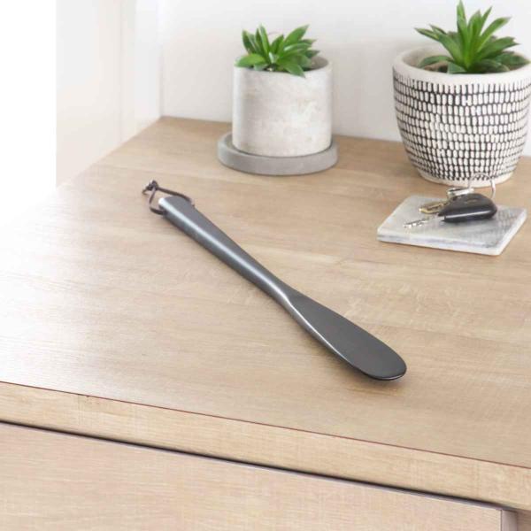 サイズ/約幅4×奥行1.5×高さ40cm内容量/1個材質/本体：天然木 欅（けやき）ひも：牛革生産国/中国製●使うたびに特別感を感じる天然木の靴べら40cmです。●玄関先でも邪魔にならないコンパクトタイプです。●踵に沿ってすっきり入る、丸み...