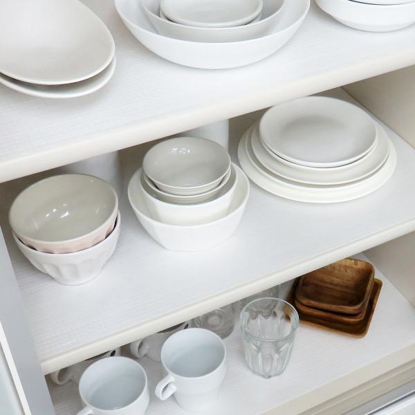 サイズ/約横500×縦30cm重量/約58g内容量/1枚種類/アイボリー、ブルー、ホワイト生産国/日本製●消臭・抗菌・防カビ加工された棚用の消臭シートです。●ソフトなクッション性があるシートがグラスや食器を守ります。●ハサミで自由にカットし...