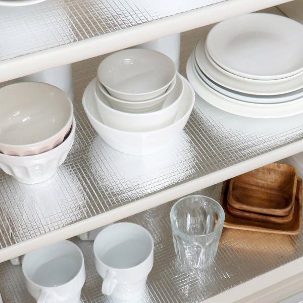 サイズ/約横500×縦30cm重量/約85g内容量/1枚生産国/日本製●害虫を寄せ付けにくく、カビの繁殖を抑えるアルミタイプの棚シートです。●ソフトなクッション性があるシートがグラスや食器を守ります。●ハサミで自由にカットしてサイズ調整でき...