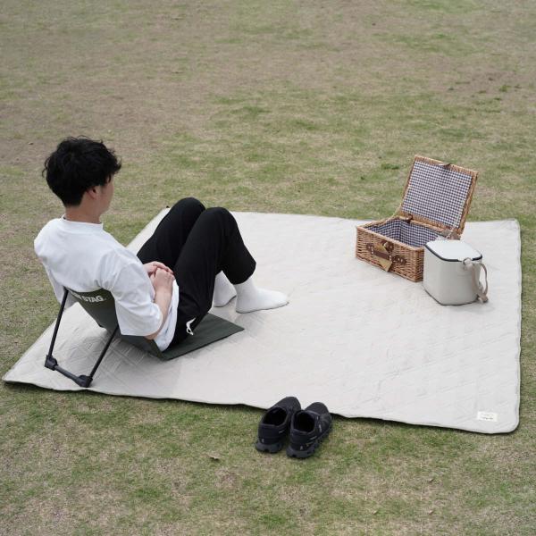 サイズ/約横200×縦180cm内容量/1枚材質/本体表面：ポリエステル（撥水加工）中綿：ポリエステル裏面：ポリエチレンシート（アルミ蒸着）ベルト：ポリプロピレン生産国/中国製●厚手のキルティングを使用したレジャーシートです。●優しい座り心...