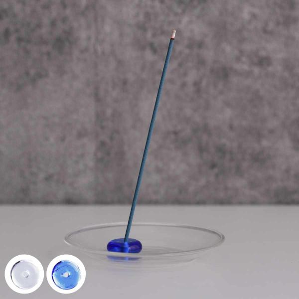 サイズ/香皿サイズ：約直径8.9×高さ1.4cm香立てサイズ：約直径2×H0.8cm内容量/1セット（香皿、香立て）材質/ガラス種類/クリア、ブルー生産国/中国製●ガラス製の香皿香立てのセットです。●手吹き手法で作られた香皿とハンドメイドの...