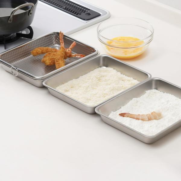 サイズ/バット：約幅24.7×奥行20×高さ3.6cmザル：約幅24.5×奥行19.8×高さ3.7cm（フック含まず）アミ：4メッシュ内容量/1セット（バット3枚、ザル1枚）材質/18-0ステンレス生産国/日本製●下ごしらえから油切りまで使...