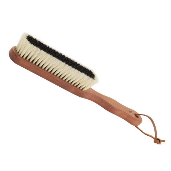 サイズ/約26.5cm重量/約95g内容量/1個材質/ペアウッド、豚毛黒、豚毛白生産国/ドイツ製●洋服用お手入れブラシです。●玄関や鏡などに吊るして保管できる革紐付きです。●黒豚毛（ミディアム）と白豚毛（ソフト）の二段植毛です。●生地を傷め...