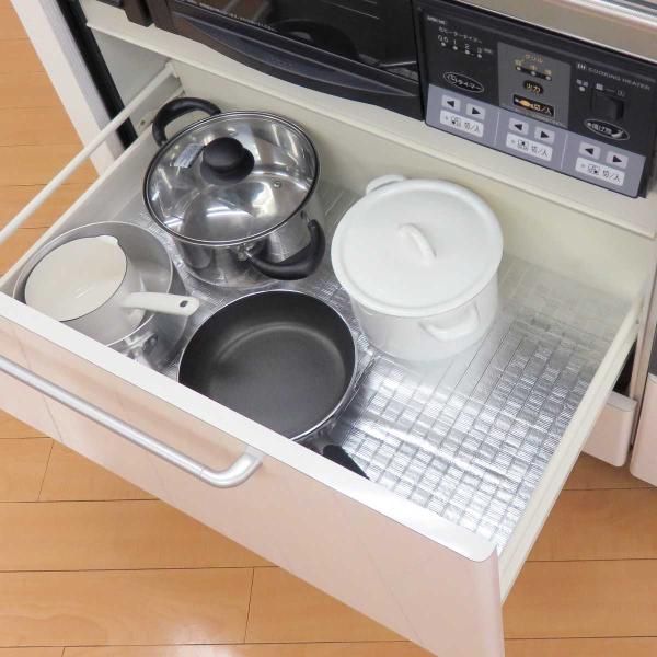 サイズ/約幅60×奥行180cm重量/約63g内容量/1枚材質/ポリエステル（アルミ蒸着）ポリエチレン生産国/日本製●アース製薬の技術協力による、シンク下用防虫シートです。●アルミ面に防虫剤を塗布し裏面に防カビ加工が施されているので、収納場...