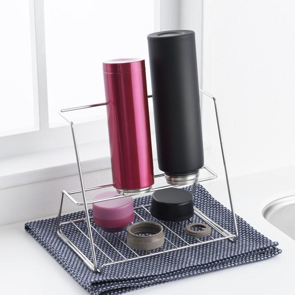 サイズ/本体：約幅21.8×奥行13.7×高さ19cm目皿：約幅20.4×奥行14.5×高さ1.8cm重量/本体：160ｇ目皿：90ｇ内容量/1個材質/本体、目皿：18-8ステンレスクッションゴム：シリコーンゴム生産国/日本製●ボトル類を清...