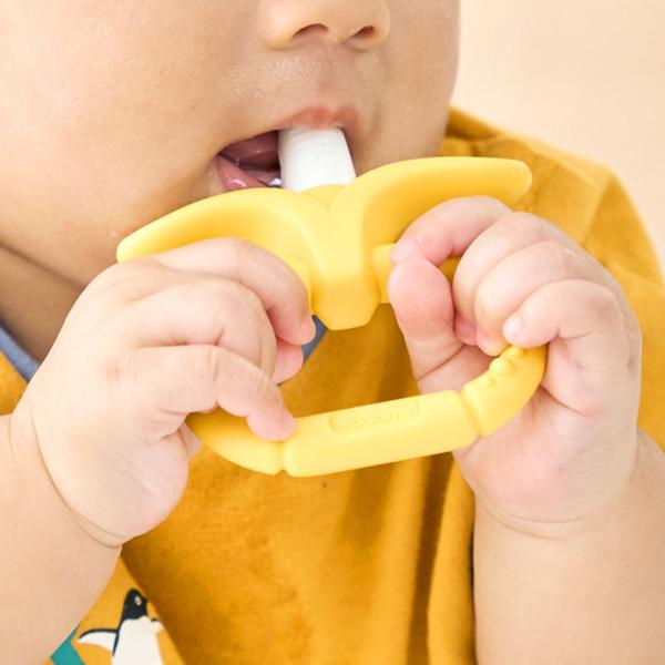 サイズ/約幅8×奥行3×高さ9.5cm重量/約26g内容量/1個材質/熱可塑性エラストマー生産国/韓国製耐熱温度/110度対象年齢/3か月頃から●バナナそっくりのキュートな歯がためです。●乳歯が生え始めるときの不快感を軽減します。●手の小さ...