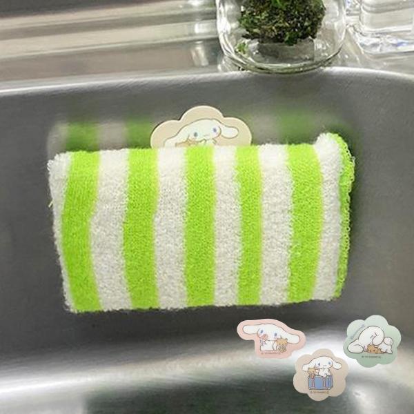 サイズ/約横4×縦4.7〜5cm内容量/3個入り材質/ポリプロピレンカラー/シナモロール生産国/日本製●表面の目に見えない突起が繊維を引っ掛け、フックに早変わり。●裏面の粘着シートで壁やシンクにピタっと貼れます。●シンクに貼り付けると食器洗...