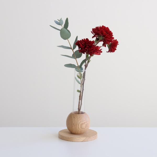 サイズ/約高さ14cm直径：約8cm口径：約2.5cm重量/約100g内容量/1個材質/ガラス・天然木●木とガラスを組み合わせた一輪挿し　BAUM（バオム）Sサイズです。●一輪活けるだけで誰でも簡単におしゃれに花を飾れます。●幅広いテイスト...