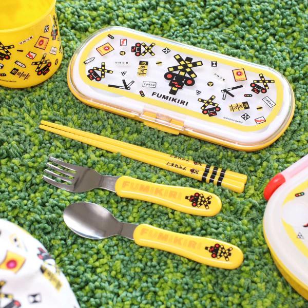 サイズ/ケース：約幅18.5×奥行き8.5×高さ1.9cm箸：16.5cmスプーン・フォーク：13.5cm内容量/1個（お箸、スプーン、フォーク、ケース、なまえシール）材質/蓋・箸・ハンドル：AS樹脂本体・プッシュボタン：ABS樹脂中皿：ポ...