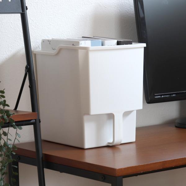 サイズ/約幅18.5×奥行25.8×高さ26.2cm内容量/1個材質/ポリプロピレン生産国/日本製耐熱温度/100度●吊戸棚のことを考えて作られた収納ボックスです。●出し入れスムーズな取っ手付きです。●奥行の短い吊戸棚にも使えるように奥行き...