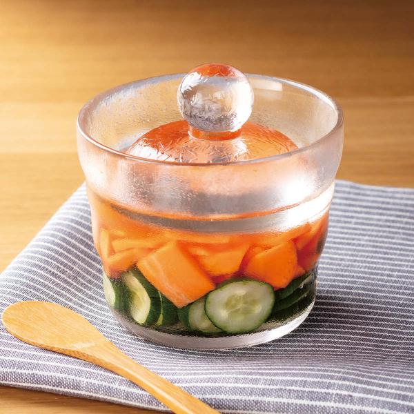 サイズ/約幅9.9×奥行9.9×高さ8.2cm重量/約570g内容量/1個材質/本体・フタ部：ソーダガラス生産国/中国製●気軽に浅漬けを楽しめるガラス製浅漬け容器です。●取っ手付きで持ちやすいガラス製の重石が付いています。●そのまま食卓に置...