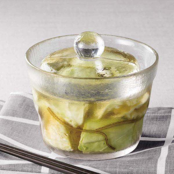 サイズ/約幅12.5×奥行12.5×高さ9cm重量/約850g内容量/1個材質/本体・フタ部：ソーダガラス生産国/中国製●気軽に浅漬けを楽しめるガラス製浅漬け容器です。●取っ手付きで持ちやすいガラス製の重石が付いています。●そのまま食卓に置...