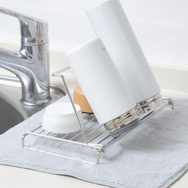 サイズ/約幅28×奥行14×高さ13.5cm内容量/1個材質/本体：ステンレス鋼ゴム足・滑り止め：シリコーンゴム生産国/中国製食器洗い乾燥機/使用可能●置き場所に困る水筒の水切りにピッタリなボトルスタンドです。●フタやパッキンも一緒に乾かす...