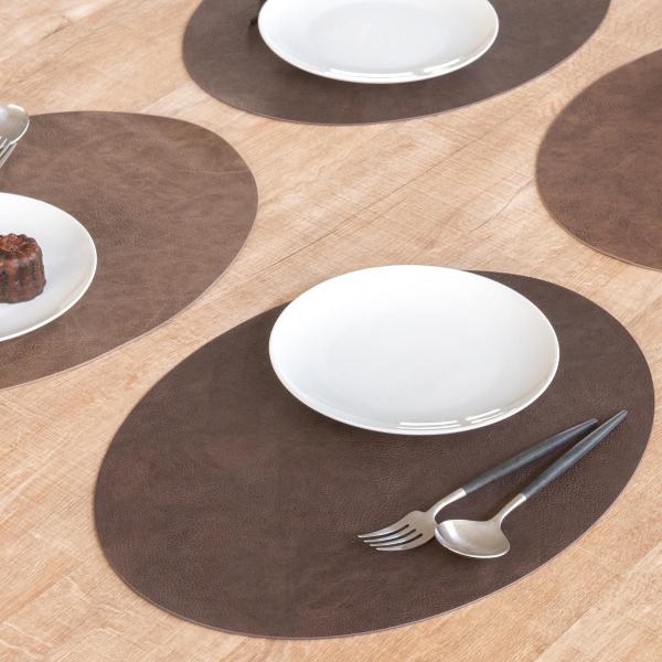 サイズ/約横45×縦33cm内容量/1枚材質/ポリウレタン種類/BRONZE、taupe、COFFEE生産国/中国製耐熱温度/60度●高級感漂うレザー調のプレイスマットです。●1人分がぴったり収まる45×33cmの楕円形です。●普段使いから...