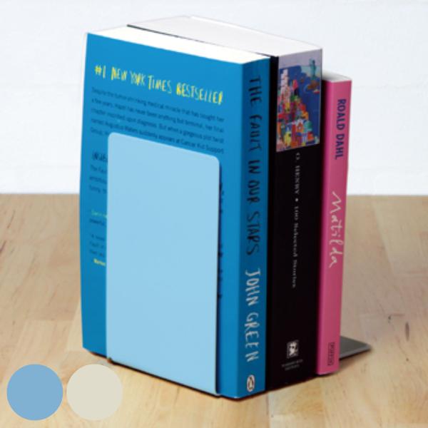 サイズ/約幅14.2×奥行9×高さ14.2cm内容量/1個材質/スチール種類/ブルー、アイボリー●教科書サイズの本立てです。●底面にすべり止めパッドが付いています。●リビングや子ども部屋に合わせやすいカラー展開です。本棚 整頓 オシャレ 机...