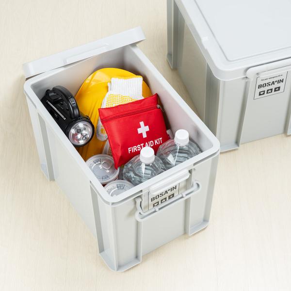 サイズ/約幅30×奥行44×高さ32cm容量/約28L内容量/1個材質/ポリプロピレンスタッキング/可能●防災のための備蓄品を大容量収納できる収納ボックスです。●積み重ねができるので縦のスペースを有効活用できます。●暗闇で光を反射するステッ...