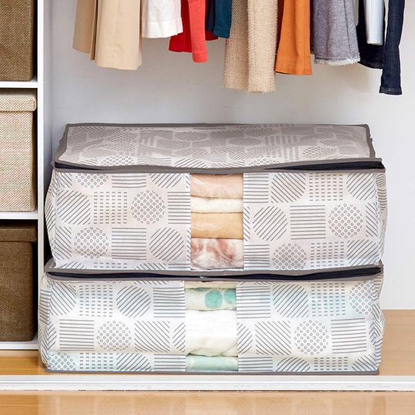 サイズ/約幅70×奥行53×高さ24cm重量/約158g内容量/1個材質/生地：ポリプロピレン不織布透明窓：EVA樹脂生産国/ベトナム製●気になるホコリをおしゃれに防ぐ毛布用収納袋です。●大きく開くファスナー付きで出し入れが楽々出来ます。●...