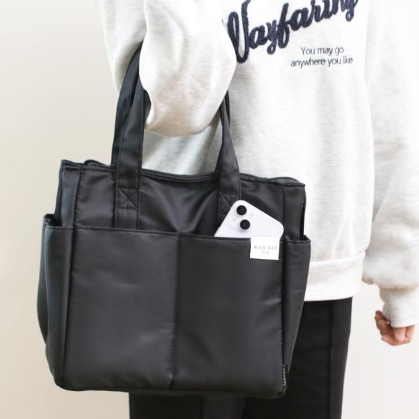 サイズ/約幅28×奥行16×高さ27cm重量/約265g内容量/1個材質/表地、取っ手：ポリエステル裏地：PEVA断熱材：発泡ポリエチレン生産国/ベトナム製●お弁当の持ち運びに安心な保冷効果のあるバッグです。●スマートフォンや日傘、水筒など...