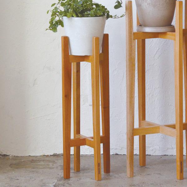 サイズ/約幅16×奥行16×高さ45cm重量/約410g内容量/1個付属品：組み立て用ネジ2本材質/マホガニー（ウレタン塗装）生産国/インドネシア製●木の温もりと素材感を活かしたポットスタンド Sサイズです。●天然木の自然な風合いがお部屋に...