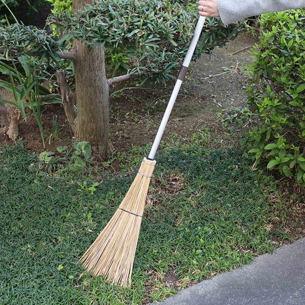 サイズ/約幅20×奥行4.5×高さ149cm穂幅：約20cm伸縮時長さ：約92〜149cm重量/約339g内容量/1本材質/穂：ヤシの葉脈柄：アルミ生産国/中国製●落ち葉や小石の掃き掃除にぴったりなほうきです。●弾力性のある穂先で、張り付い...