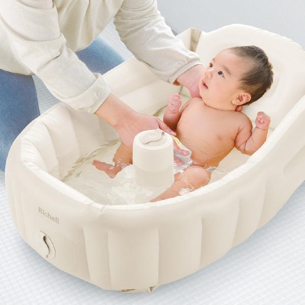 サイズ/約幅69×奥行47×高さ28cm重量/約680g容量/満水容量：21L内容量/1個材質/塩化ビニル樹脂(食品衛生法対応可塑剤使用)空気弁：合成ゴム内部空気弁：ポリウレタン生産国/中国製耐熱温度/50度対象年齢/新生児〜6カ月頃●空気...