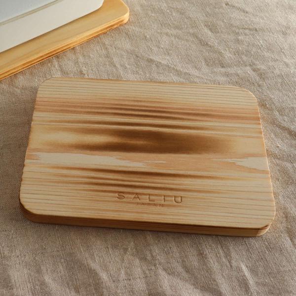 サイズ/約幅15×奥行11×高さ1cm重量/約60g内容量/1枚材質/天然木（杉）生産国/日本製食器洗い乾燥機/使用不可●天然木の風合いを活かした焼杉のプレートです。●ベイクパン、ベイクディッシュのSサイズがピッタリなサイズです。●伝統的な...